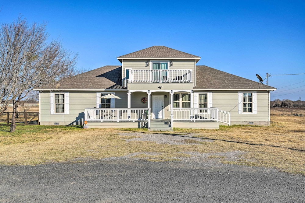 Peaceful Atascosa Home W/ Balcony & Deck! - San Antonio, TX