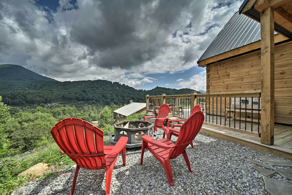 Luxe Log Cabin W/ Modern Finishes & Mtn Views - Maggie Valley, NC