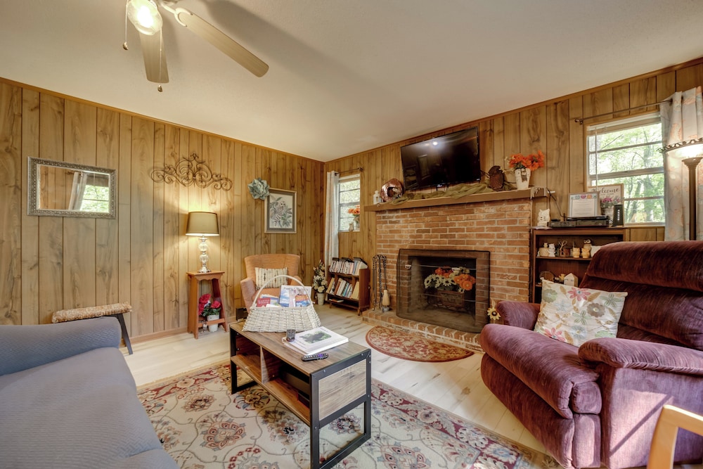 Smoky Mtn Hideaway: Screened Porch & Fire Pit - Dillard, GA