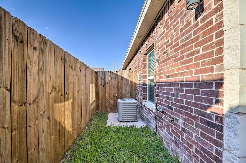 Sleek Edinburg Home Near Shopping & Hiking! - Edinburg, TX
