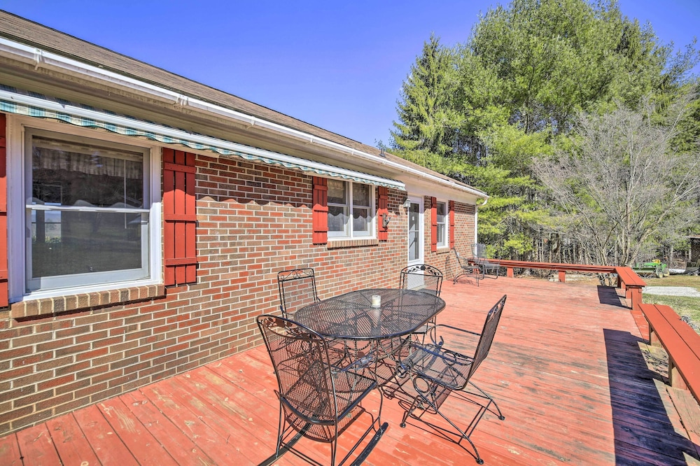 Quaint Creekside Home W/ Spacious Deck & Yard - Marion, VA