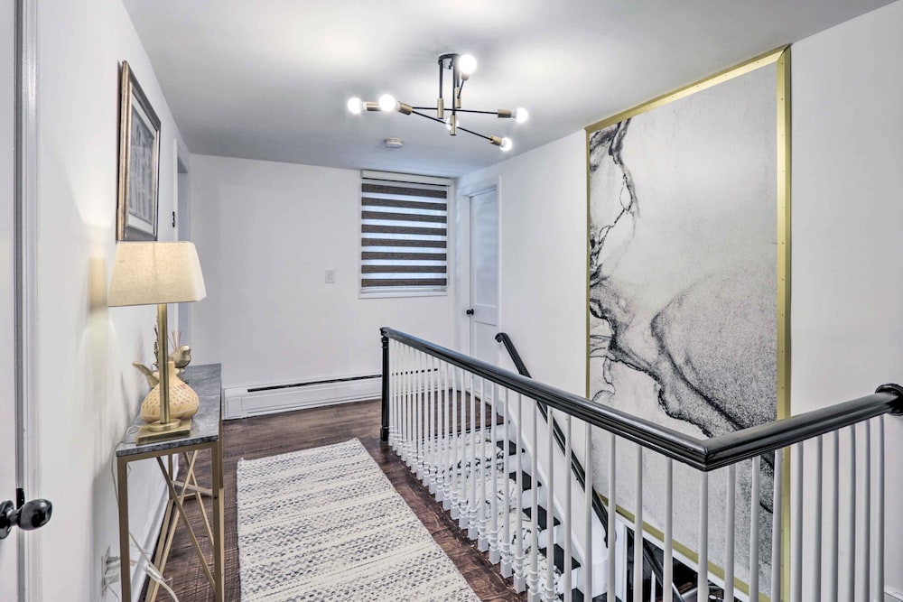 Upscale Waterbury Retreat W/ Indoor Hot Tub! - Waterbury, CT