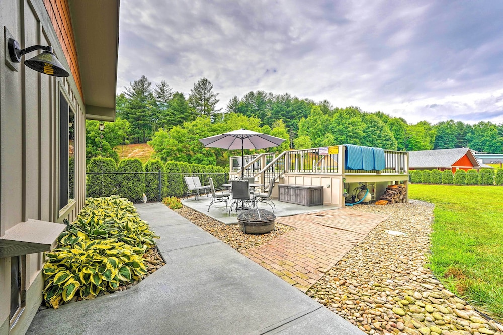 Pisgah Forest Farm Home: Outdoor Pool & Games - Sierra Nevada