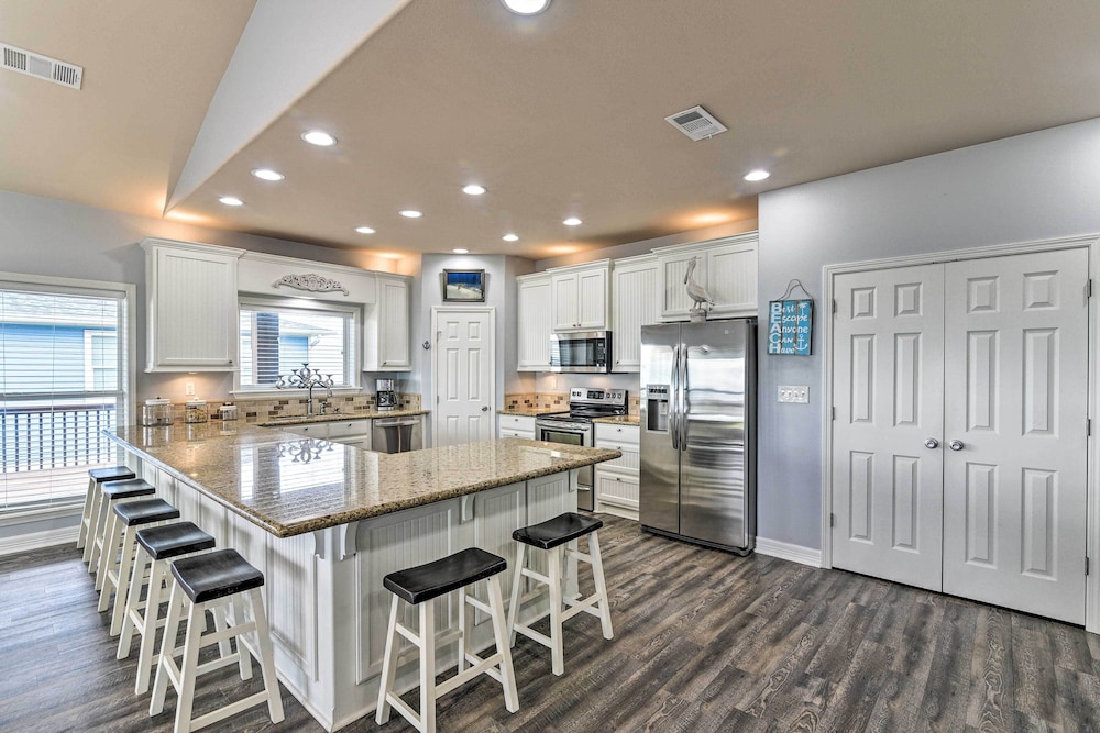 Steps To Shore: Crystal Beach Retreat W/ Deck! - Crystal Beach, TX