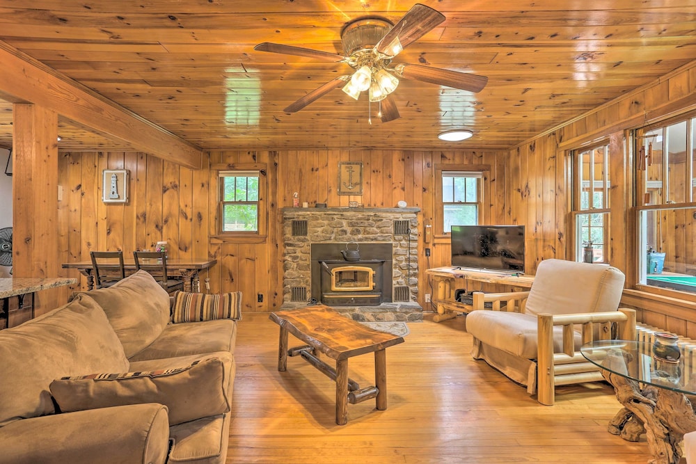 Steps To Lake: Tafton Cottage W/ Fire Pit & Grill - Lake Wallenpaupack, PA