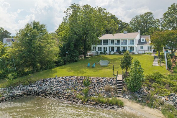 Hot Tub + Private Beach: Waterfront Urbanna Escape - Saluda, VA