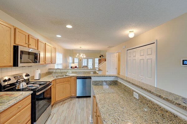 Central Greensboro Townhome + Pool Access! - Lake Higgins