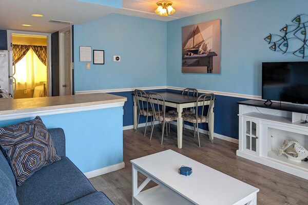 Coastal Condo W/ Pool, 1 Block To Wildwood Beach! - Kanga, North Wildwood