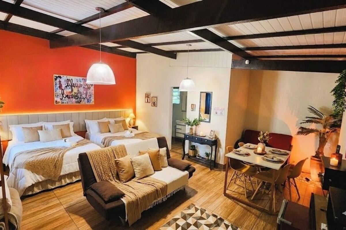 Suite Deluxe | Edredões de penas, secretária, Wi-fi grátis, roupa de cama fornecida