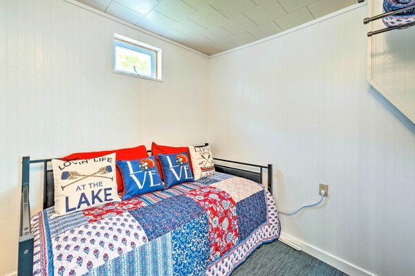 Historic Cabin Retreat: Steps To Okoboji Lake - Okoboji, IA