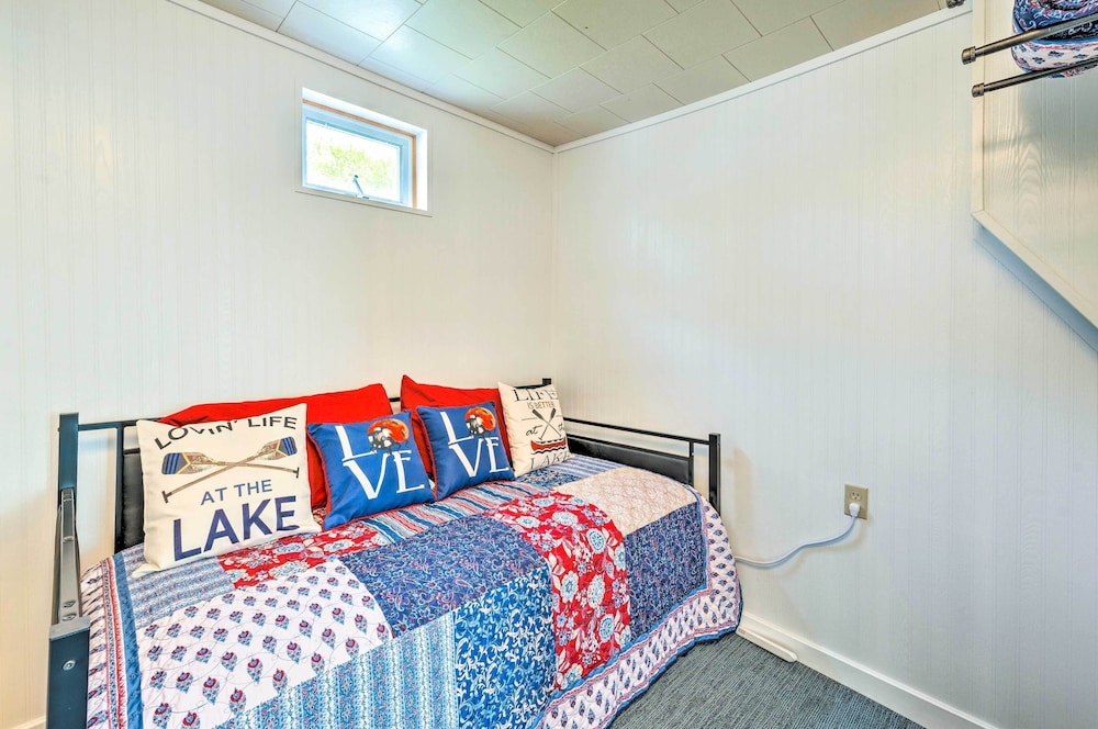 Historic Cabin Retreat: Steps To Okoboji Lake - Okoboji, IA