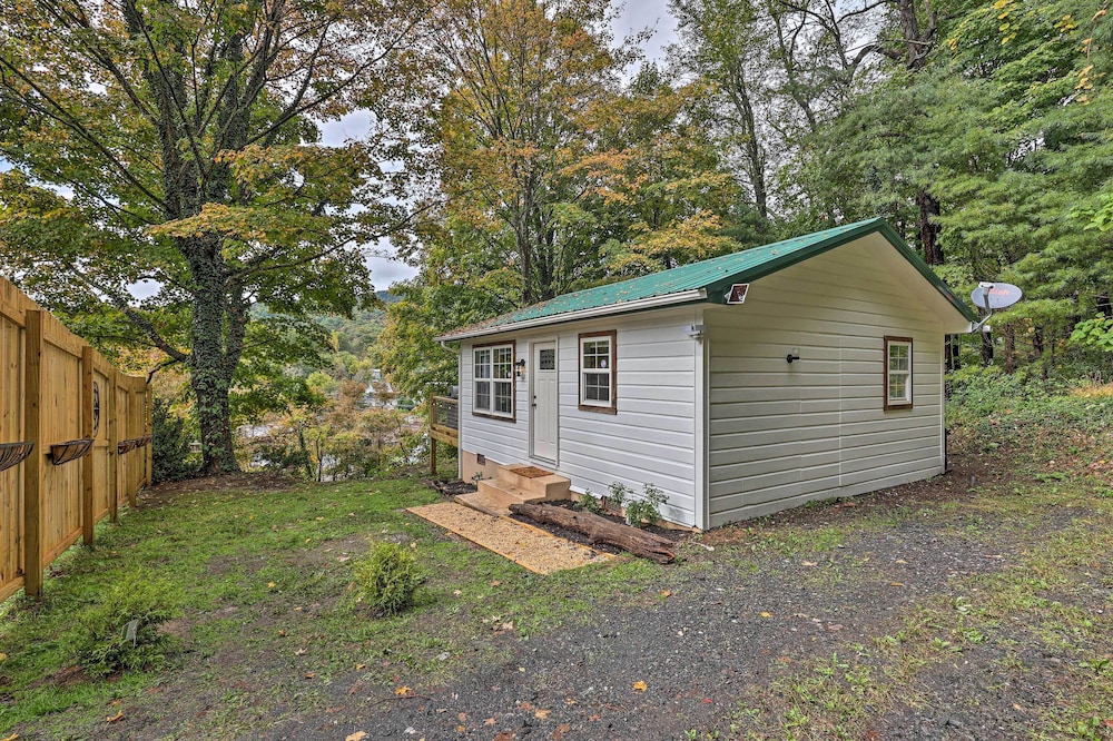 Hilltop Hideaway W/ Scenic Views & Hot Tub! - West Jefferson, NC