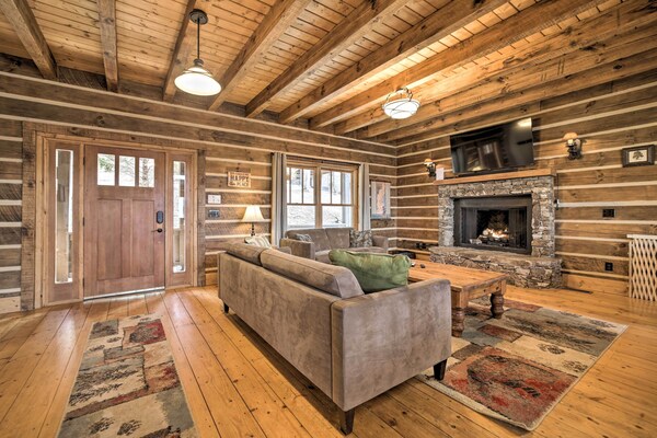 Hot Tub + Pool Table: Cozy Franklin Cabin! - Sylva, NC
