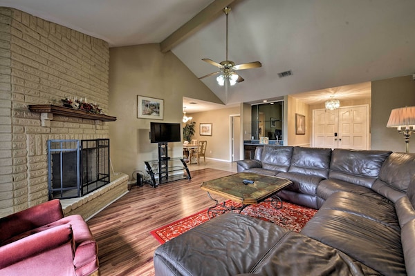 Pet-friendly Missouri City Home W/ Fenced-in Yard! - Houston, TX