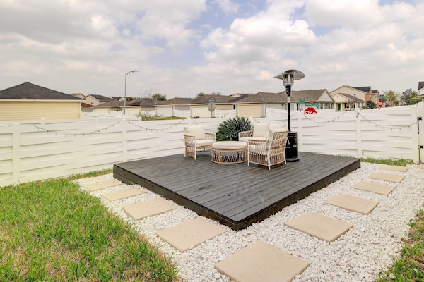 Spacious Houston Home W/ Private Yard & Fire Pit! - Houston, TX