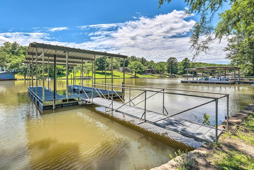 Updated Deck & Dock: Lakefront Home In Hot Springs - Hot Springs, AR