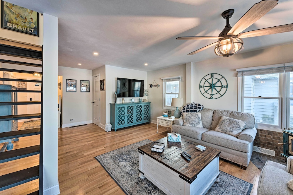 Lakefront Home W/ Gorgeous Sunsets, Kayaks, & Pier - Deerfield, WI