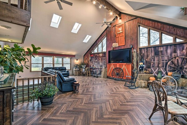 Pet-friendly Bartlett Farmhouse W/ Deck! - Barrington, IL