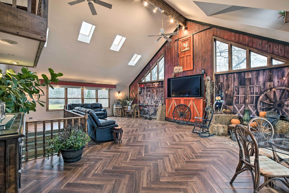 Pet-friendly Bartlett Farmhouse W/ Deck! - Barrington, IL