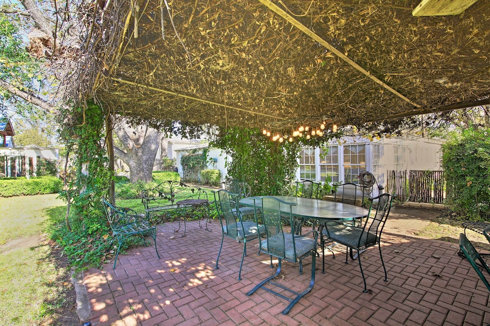 Walk To Main St Action! Spacious Historic Retreat - Fredericksburg, TX