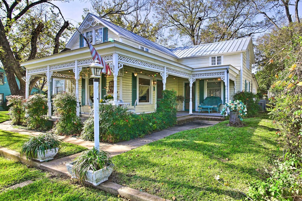 Historic Grape Arbor House < 2 Blocks To Main St - Fredericksburg, TX