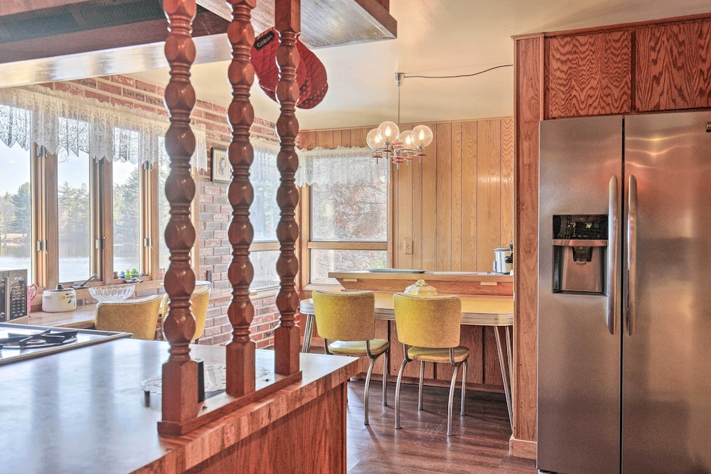 Retro Rhinelander Lake Retreat W/ Fire Pit! - Rhinelander, WI