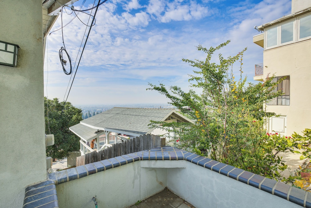 Convenient Whittier Retreat: Furnished Deck, Views - El Monte, CA