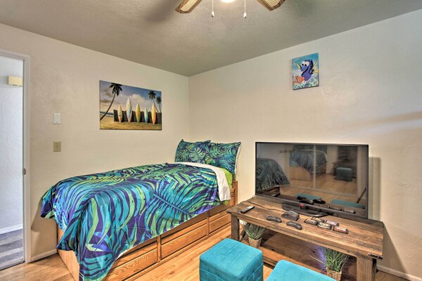 Hot Tub & Theater Room: Tropical Springfield Home - Lowell, OR