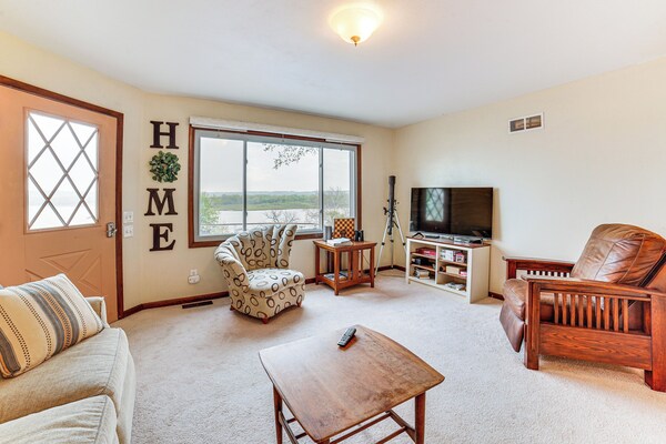 Watch The Sunrise At This Quaint Lake-view Cottage - Illinois