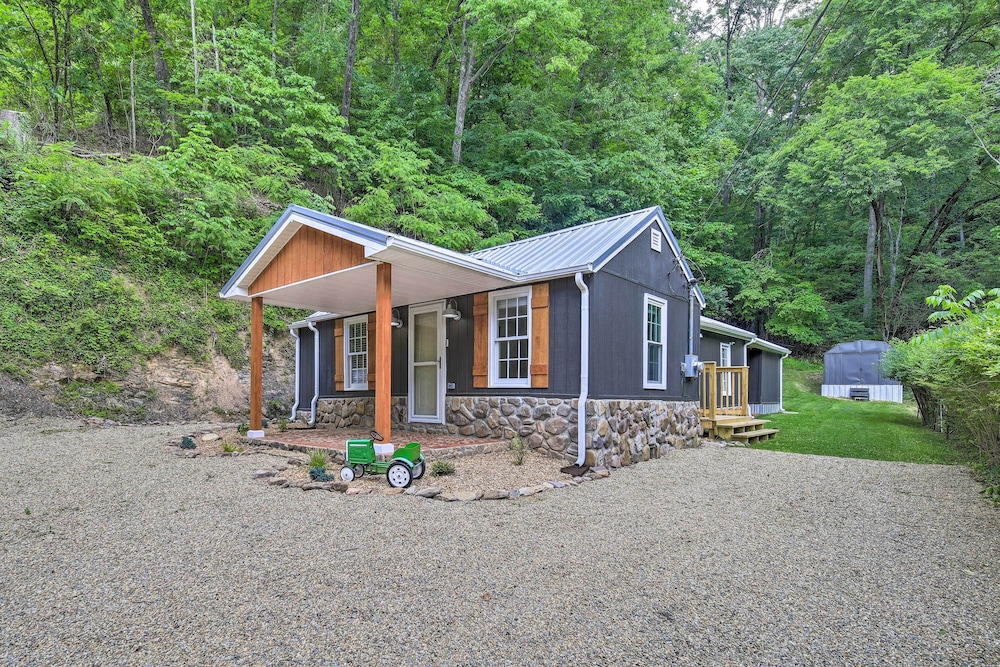 Updated Bristol Retreat ~ 2 Miles To Downtown! - Bristol, TN