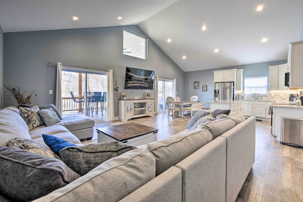 Waterfront Home On Lake Milton: Dock, Hot Tub - Sebring, OH