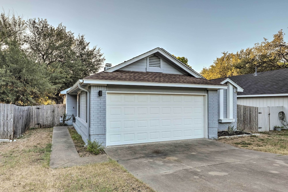 Gorgeous Austin Getaway W/ Fire Pit ~ 8 Mi To Dtwn - Austin, TX