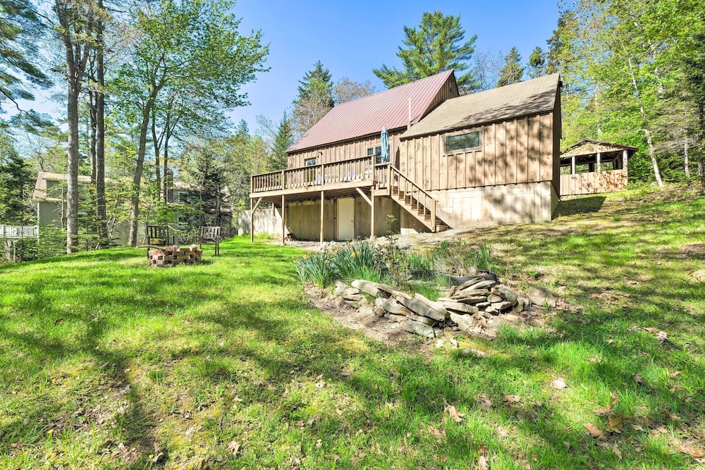 Boothbay Harbor Cabin W/ Spacious Deck & Yard! - Boothbay Harbor, ME