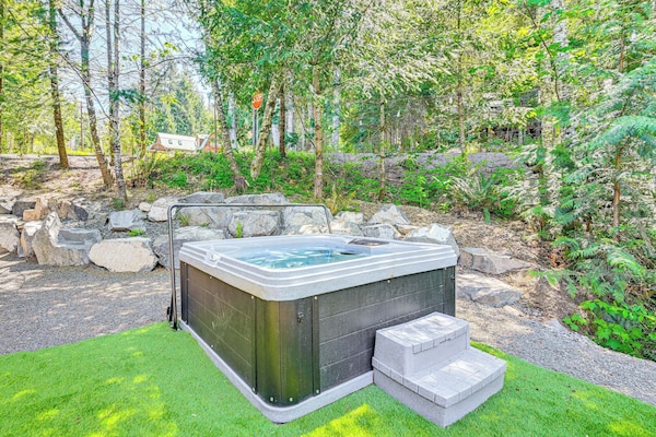 'Grizzly Tower' Packwood Cabin W/ Hot Tub! - White Pass, WA