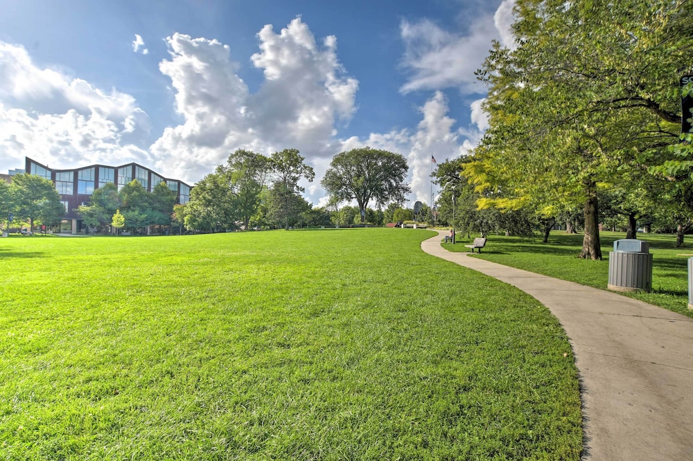 Classic Oak Park Home, 11 Mi To Downtown Chicago! - Chicago, IL