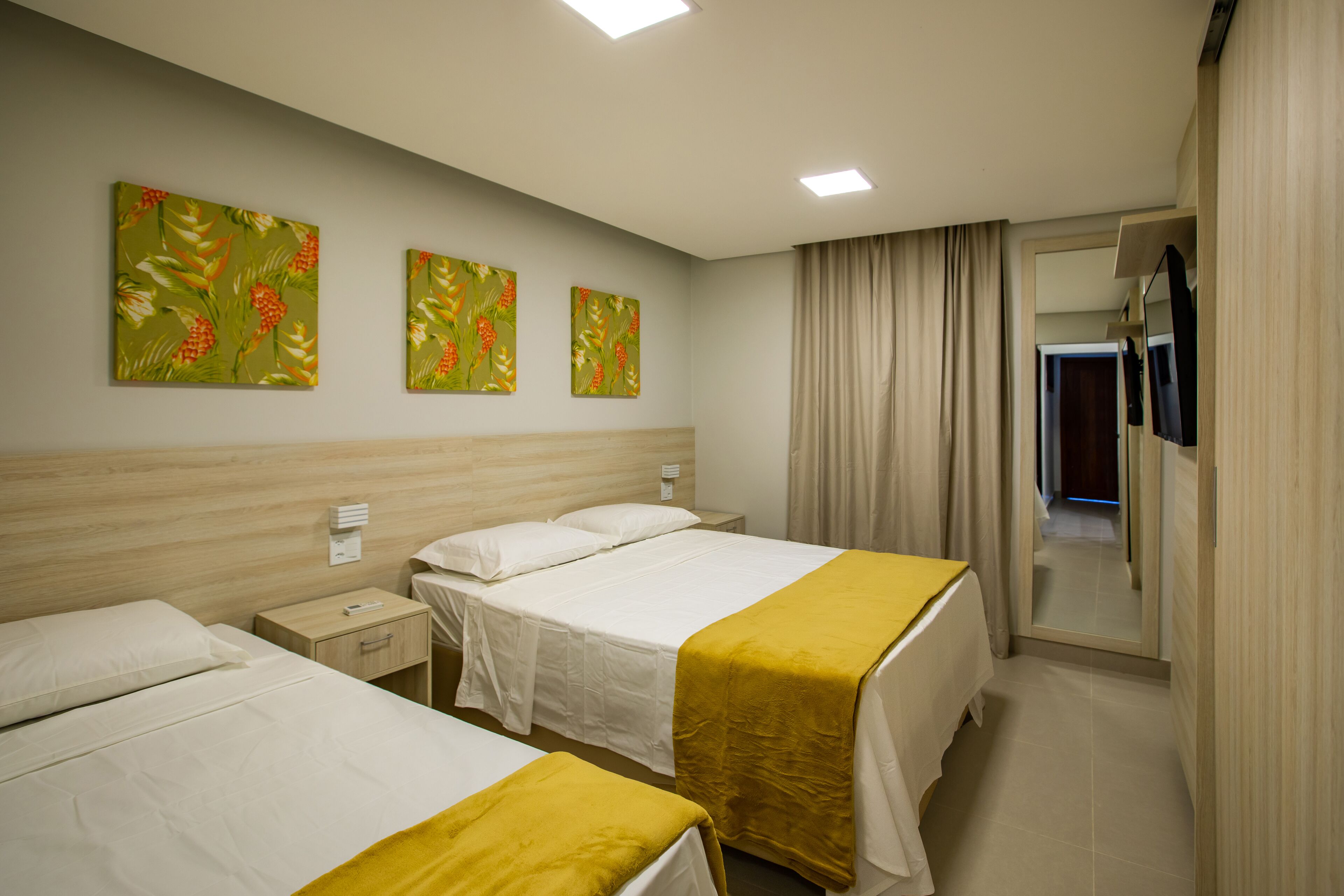 Quarto Quádruplo Clássico | Roupa hipoalergénica, minibar, com mobília individualizada 