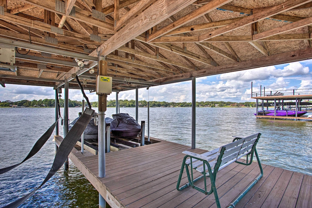 Remodeled Cedar Creek Lake Retreat W/ Fire Pit! - Log Cabin, TX