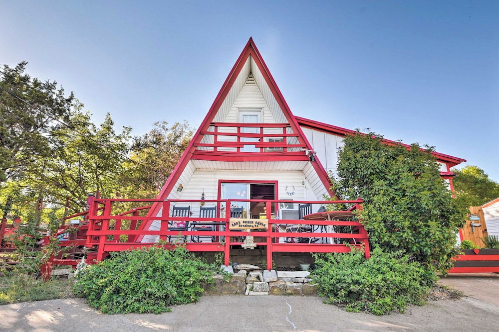 Steps To Lake! Charming Cabin: Pool Access & Decks - Granbury, TX