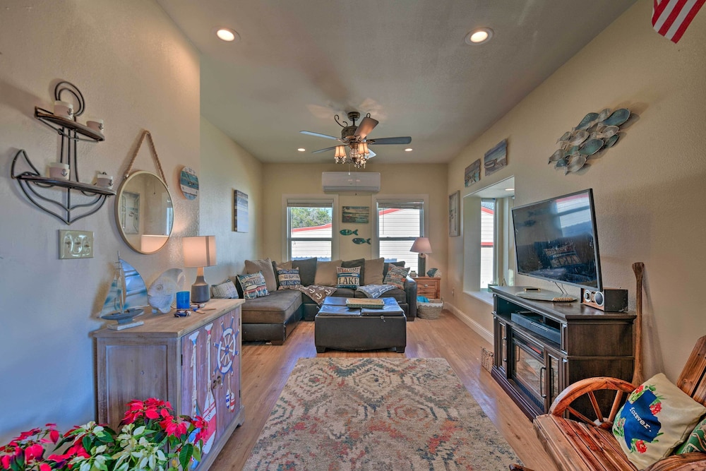 Steps To Lake! Charming Cabin: Pool Access & Decks - Granbury, TX