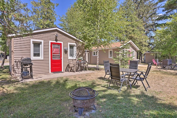 Steps To Beach! Dog-friendly Suttons Bay Cottage - Suttons Bay, MI