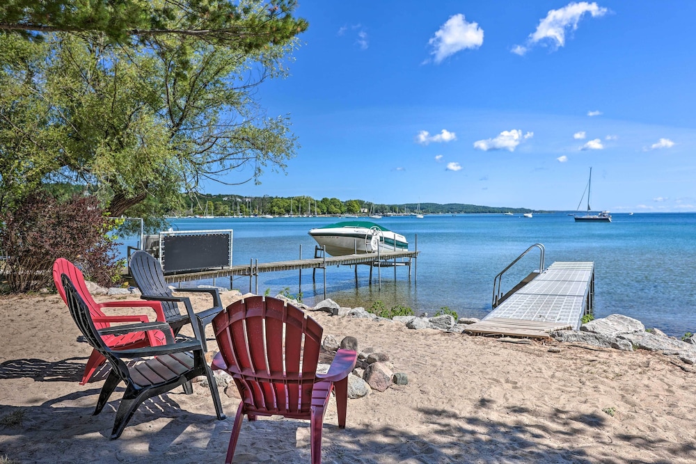 Rustic Suttons Bay Cottage: Shared Dock & Fire Pit - Suttons Bay, MI