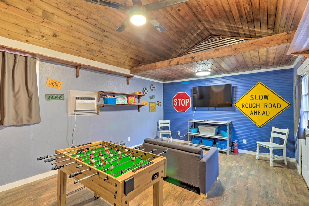 1920s Corsicana Home - Spacious Group Getaway! - Corsicana, TX