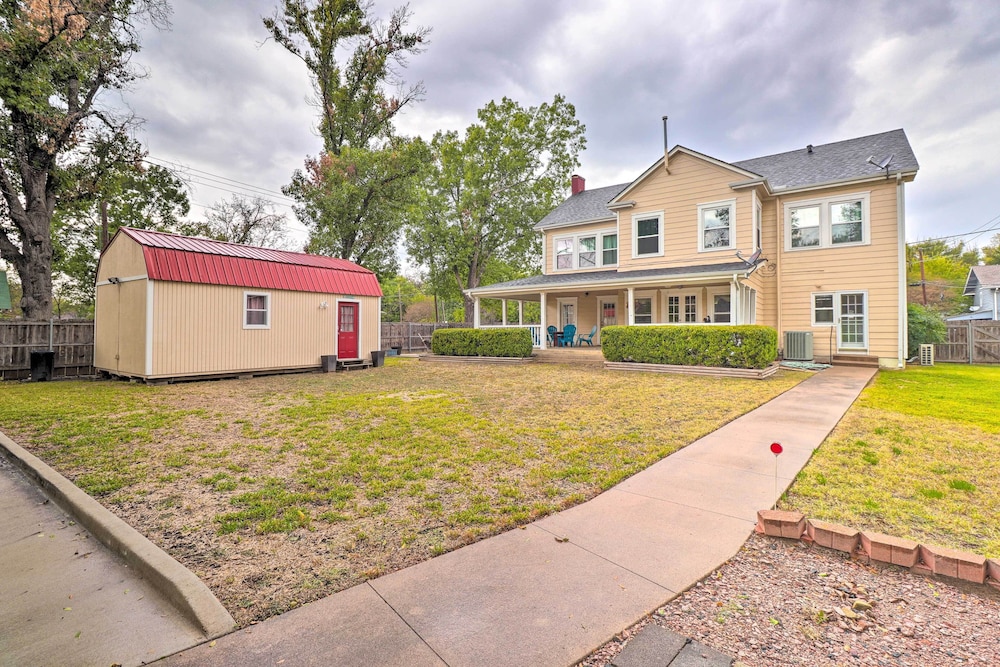 1920s Corsicana Home - Spacious Group Getaway! - Corsicana, TX