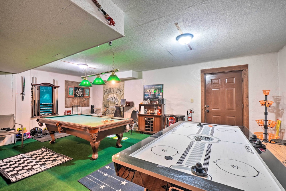Gatlinburg Mountain-view Cabin: 5 Mi To Downtown - Gatlinburg, TN