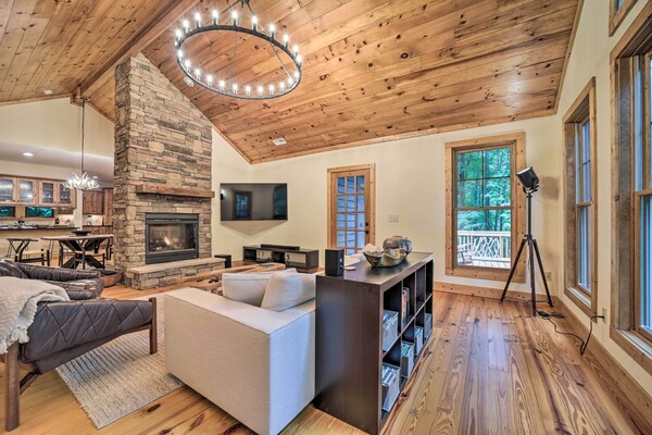 Secluded Sapphire Chalet W/ Game Room + Decks - Sapphire, NC