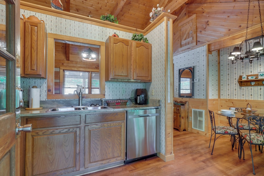 7 Mi To The Island In Pigeon Forge: Relaxing Cabin - Pigeon Forge, TN