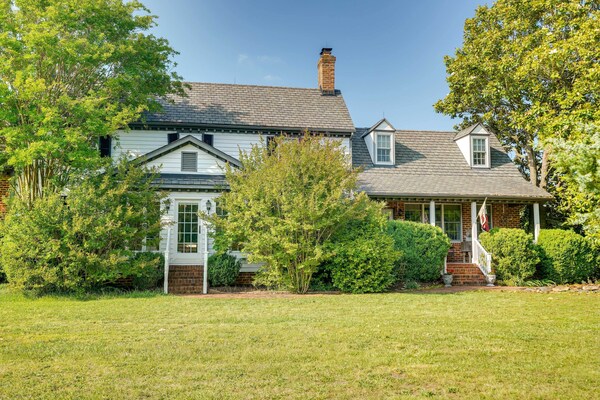 Terre Haute Manor Farmhouse W/ Gardens & Deck! - Metro Richmond Zoo, Moseley