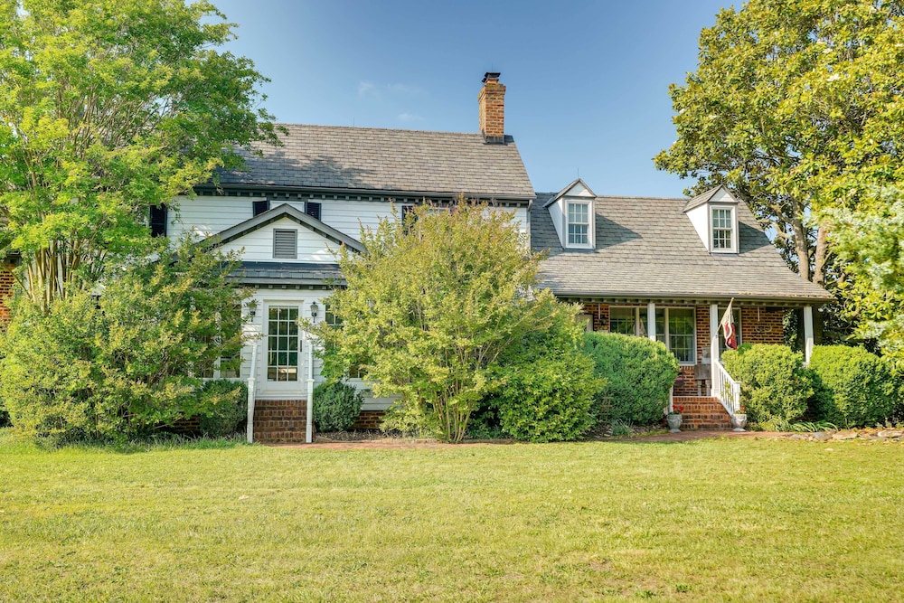 Terre Haute Manor Farmhouse W/ Gardens & Deck! - Metro Richmond Zoo, Moseley
