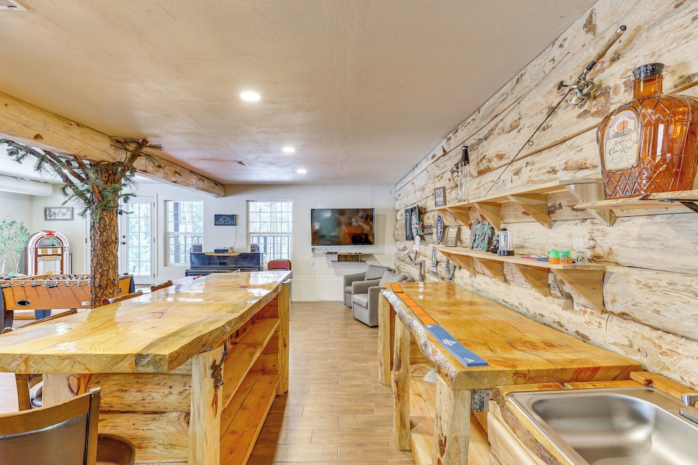 Updated Garden Valley Home W/ Fire Pit & Game Room - Garden Valley, ID