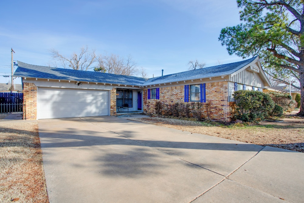 The Village Home W/ Pool, 12 Mi To Okc! - Oklahoma